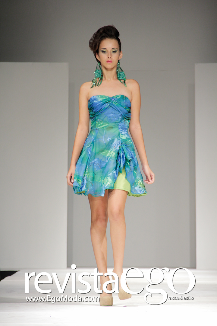 La diseñadora Leyda Herring presentó su colección titulada «Island in ...